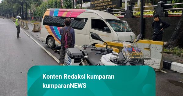 Mobil Hiace Tabrak Beton Pembatas Jalan hingga Bergeser di Rasuna Said | kumparan.com